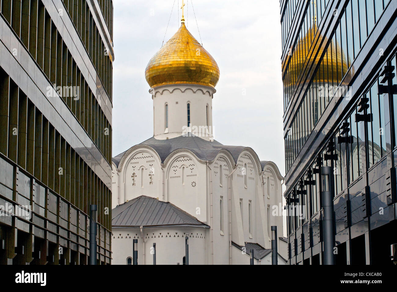 Glass roof between two buildings hi-res stock photography and images ...