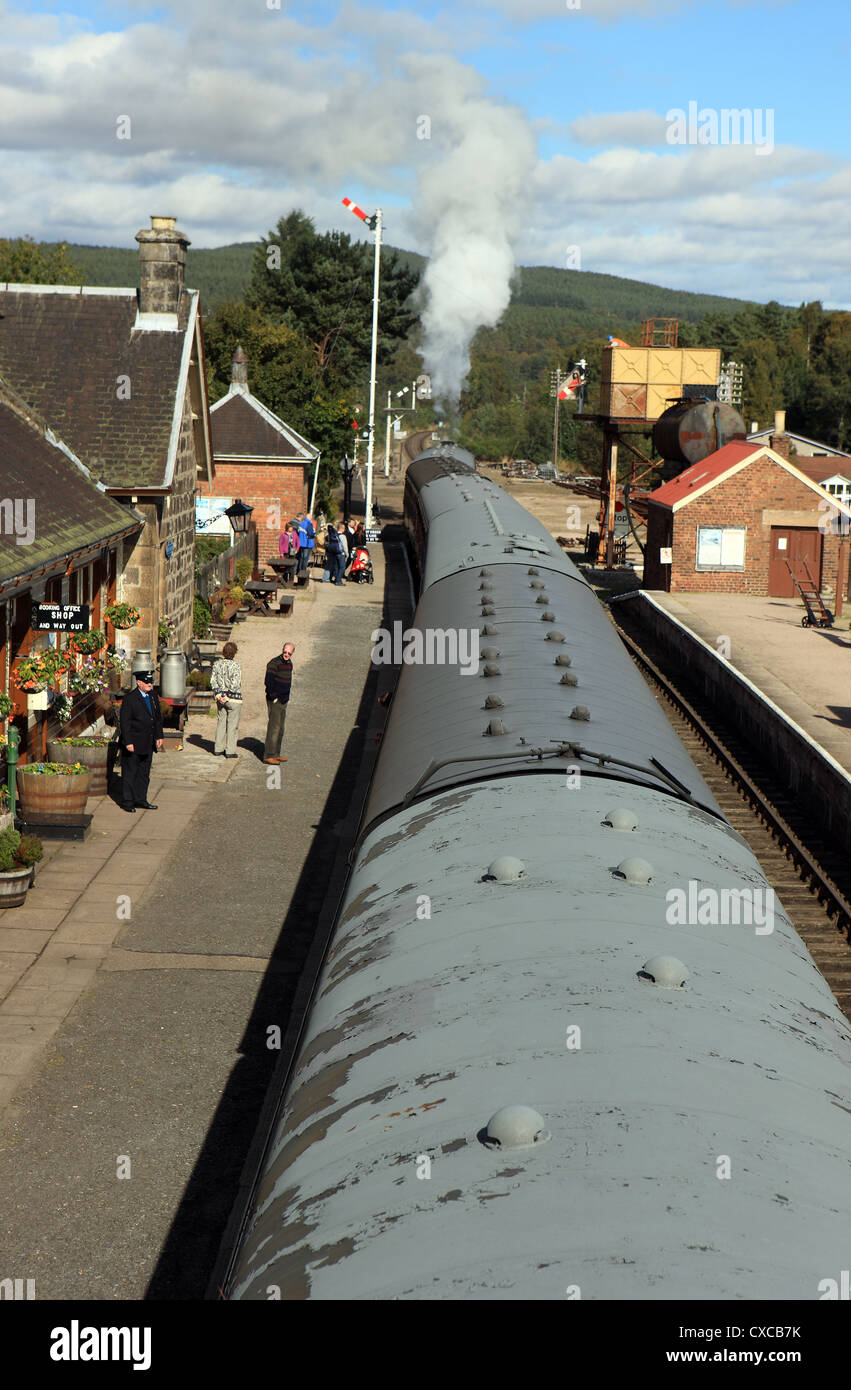 Steam train (Caledonian 828) leaving Boat of Garten station near ...
