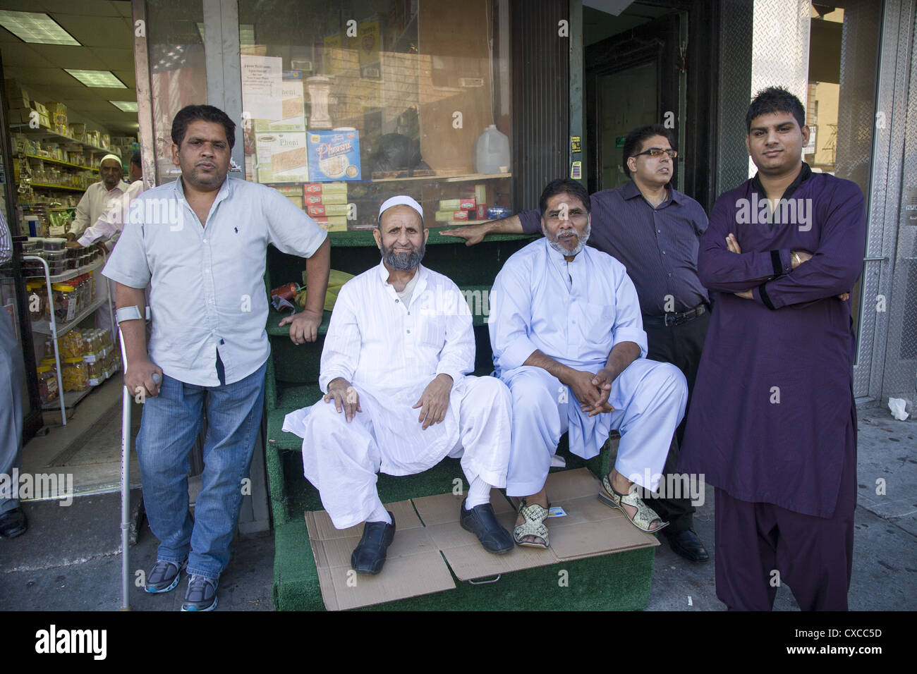 Pakistani men hi-res stock photography and images - Alamy