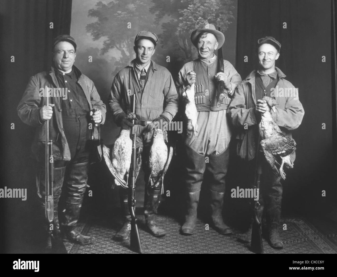 Hunters with guns hi-res stock photography and images - Alamy