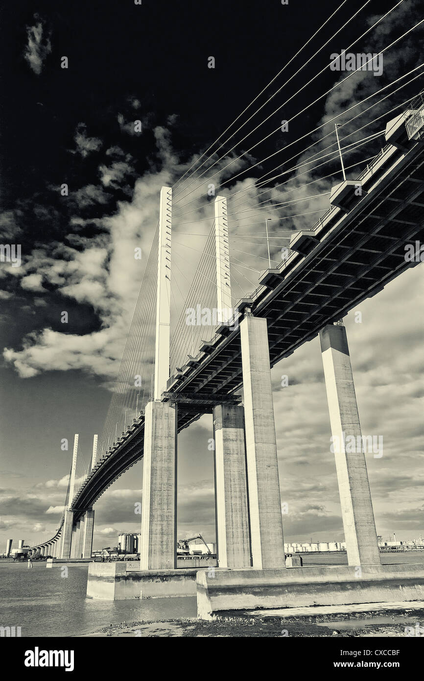 The queen elizabeth ii bridge dartford crossing river thames hi-res ...