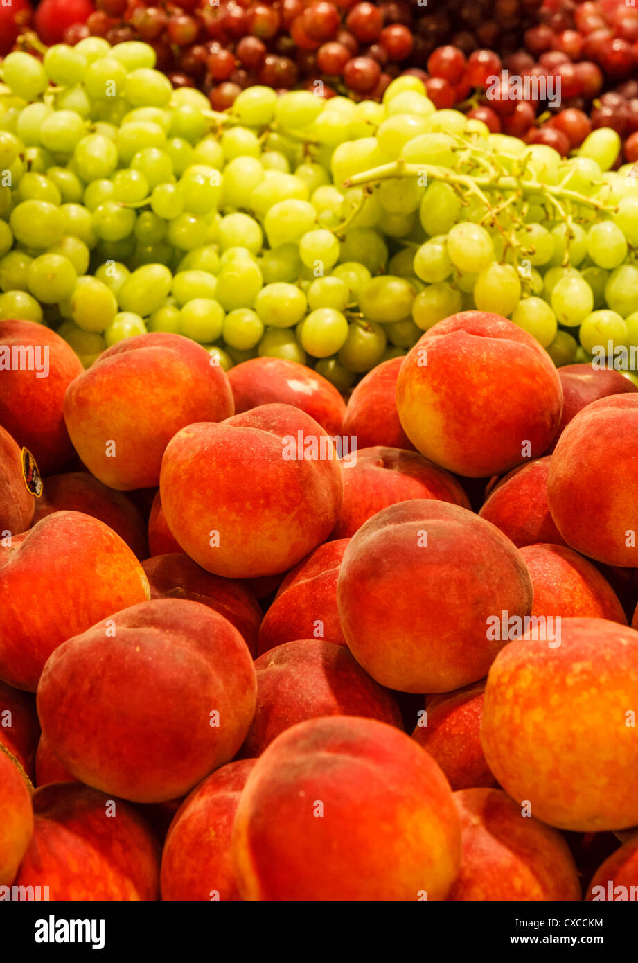 Grapes in a market hi-res stock photography and images - Alamy