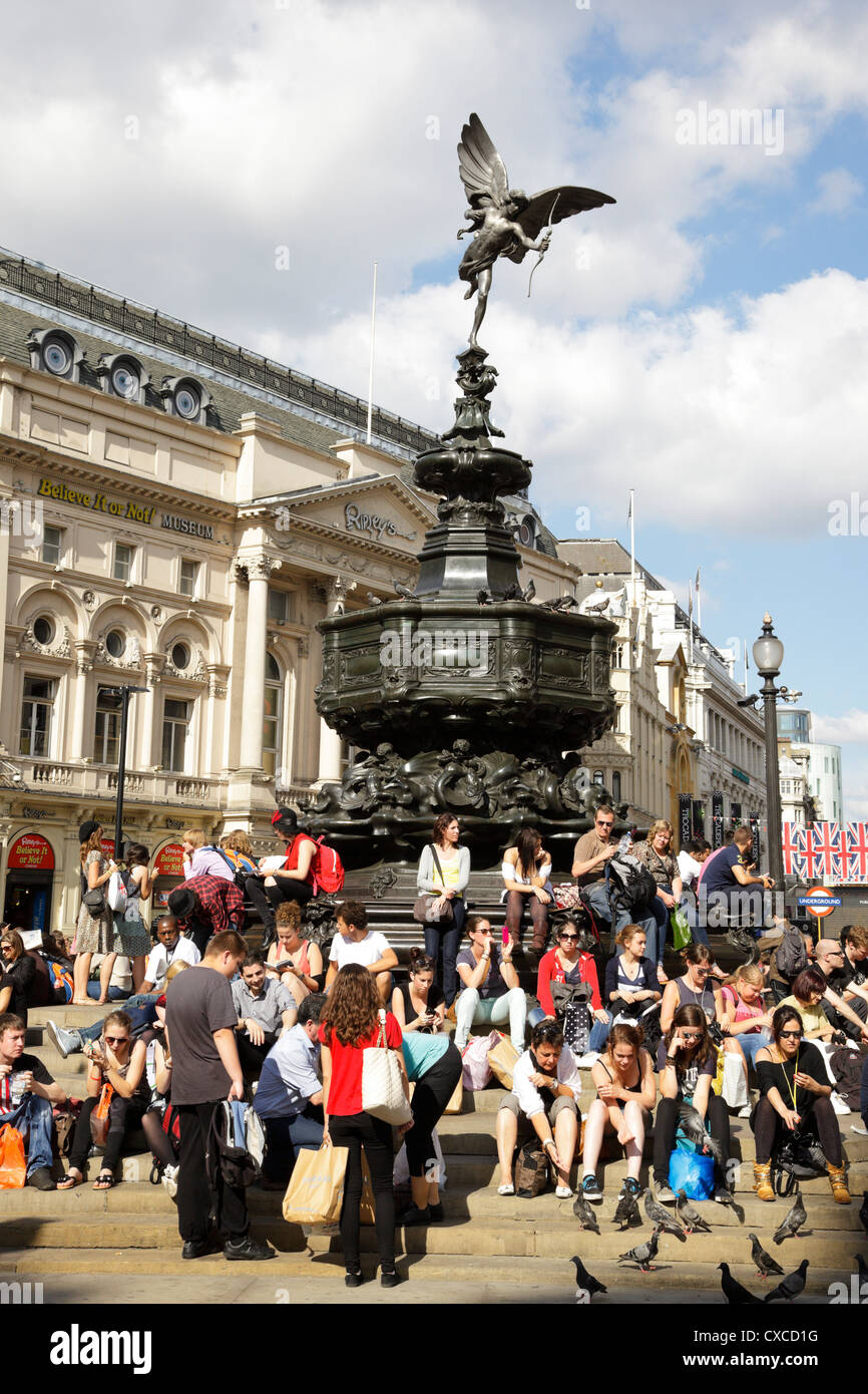 Circus london statue landmark hi-res stock photography and images - Alamy