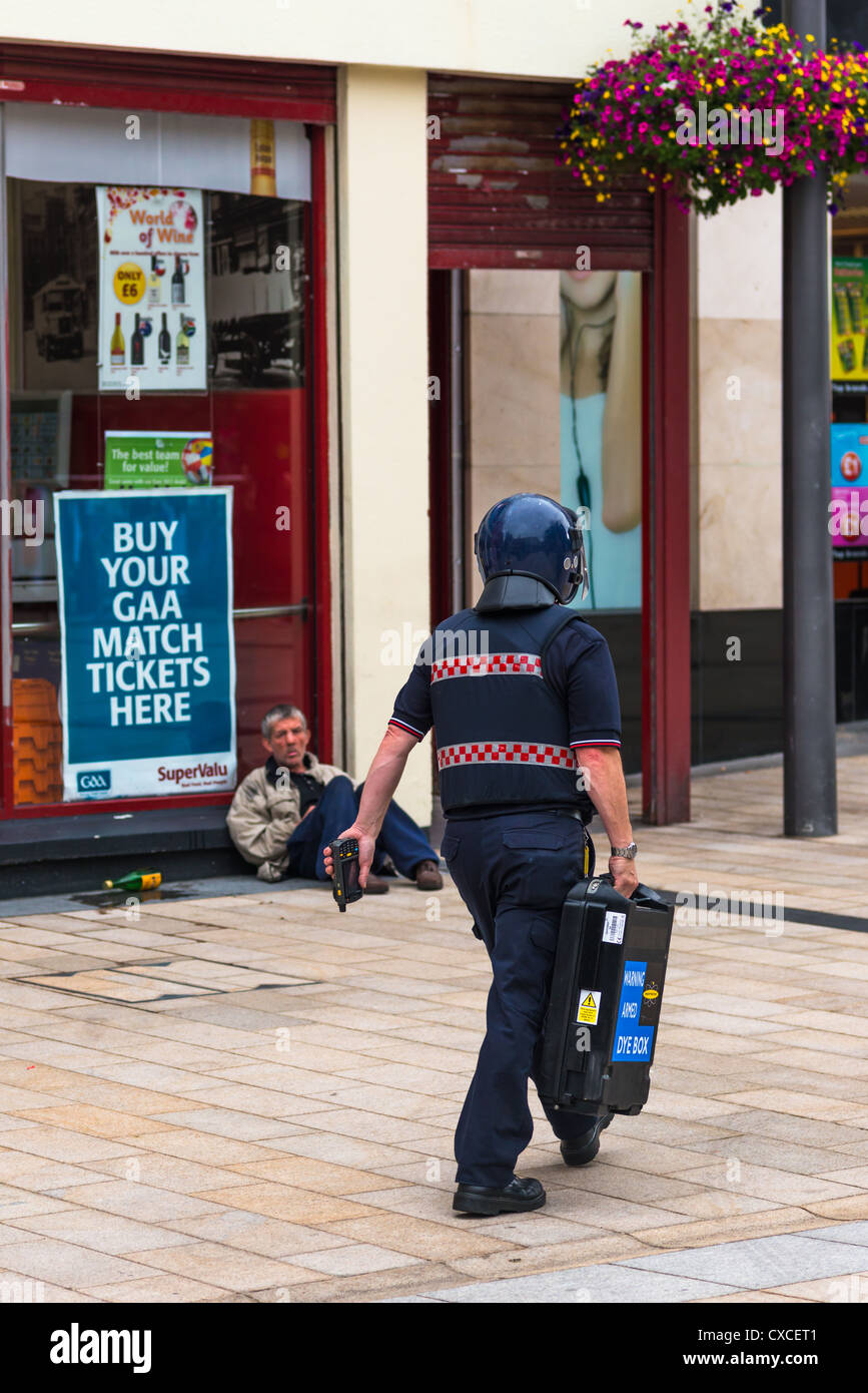Security guard uk shop hi-res stock photography and images - Alamy