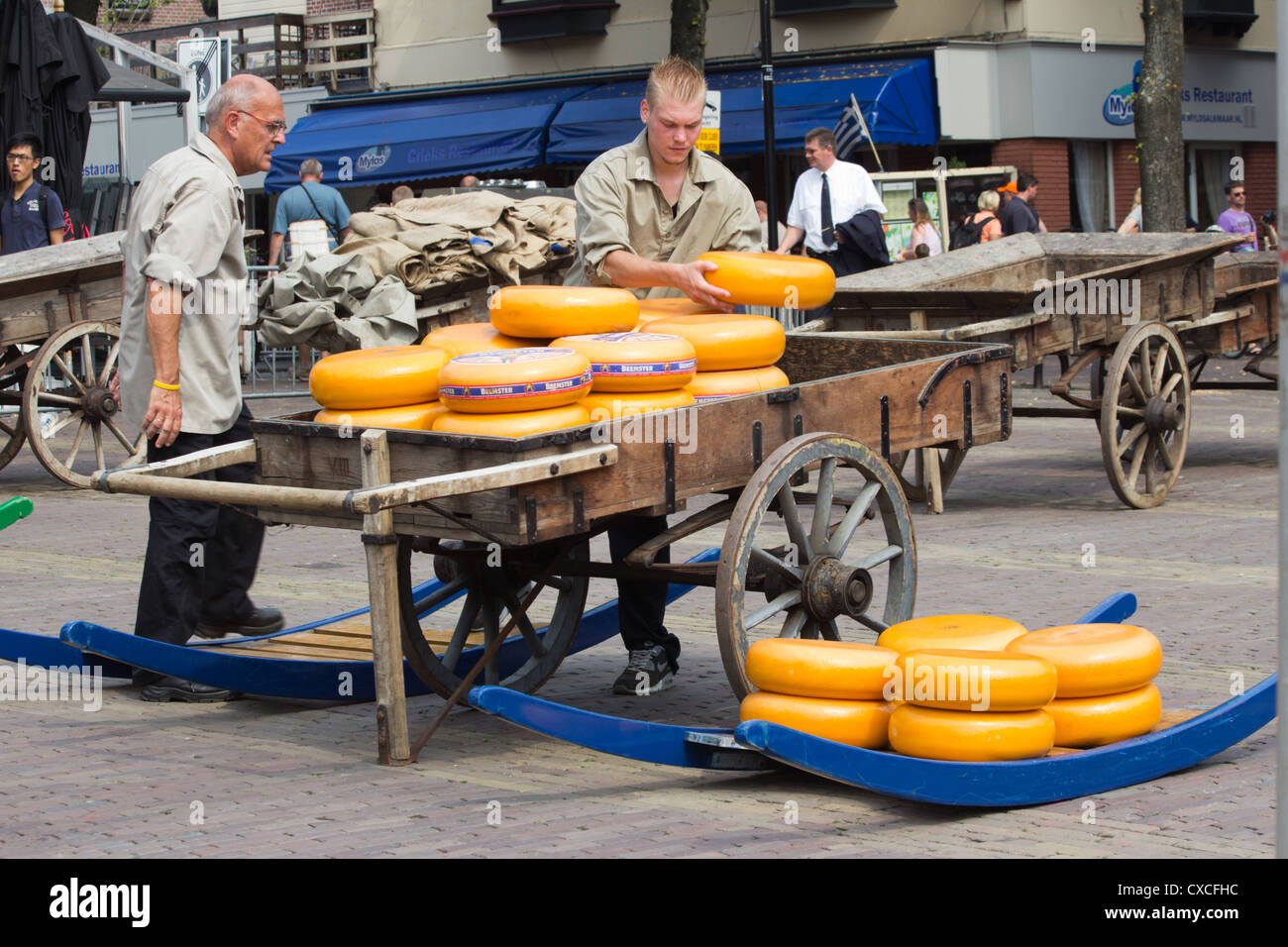Alkmaar cheese market hi-res stock photography and images - Alamy
