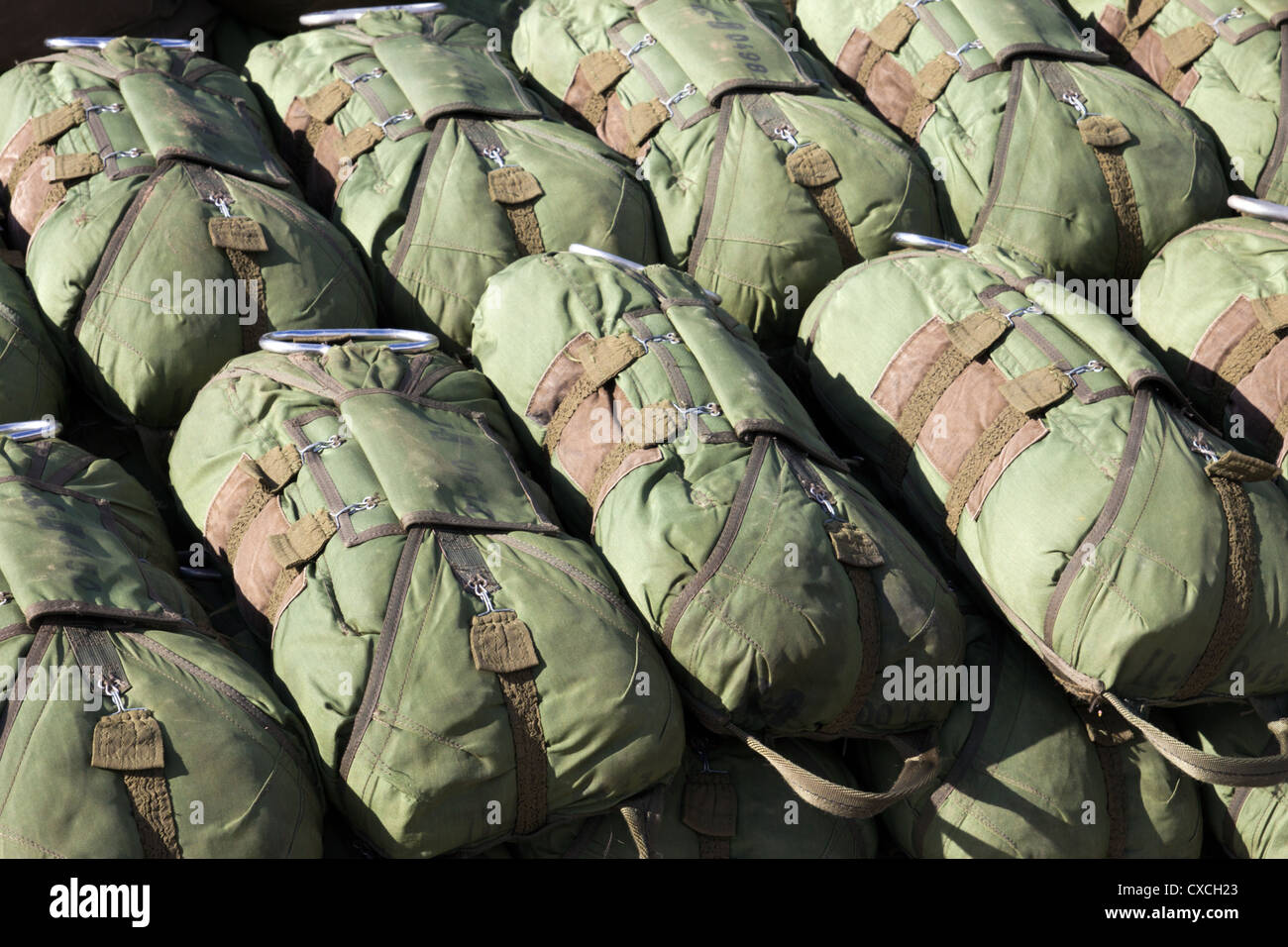 Parachute troops hi-res stock photography and images - Alamy