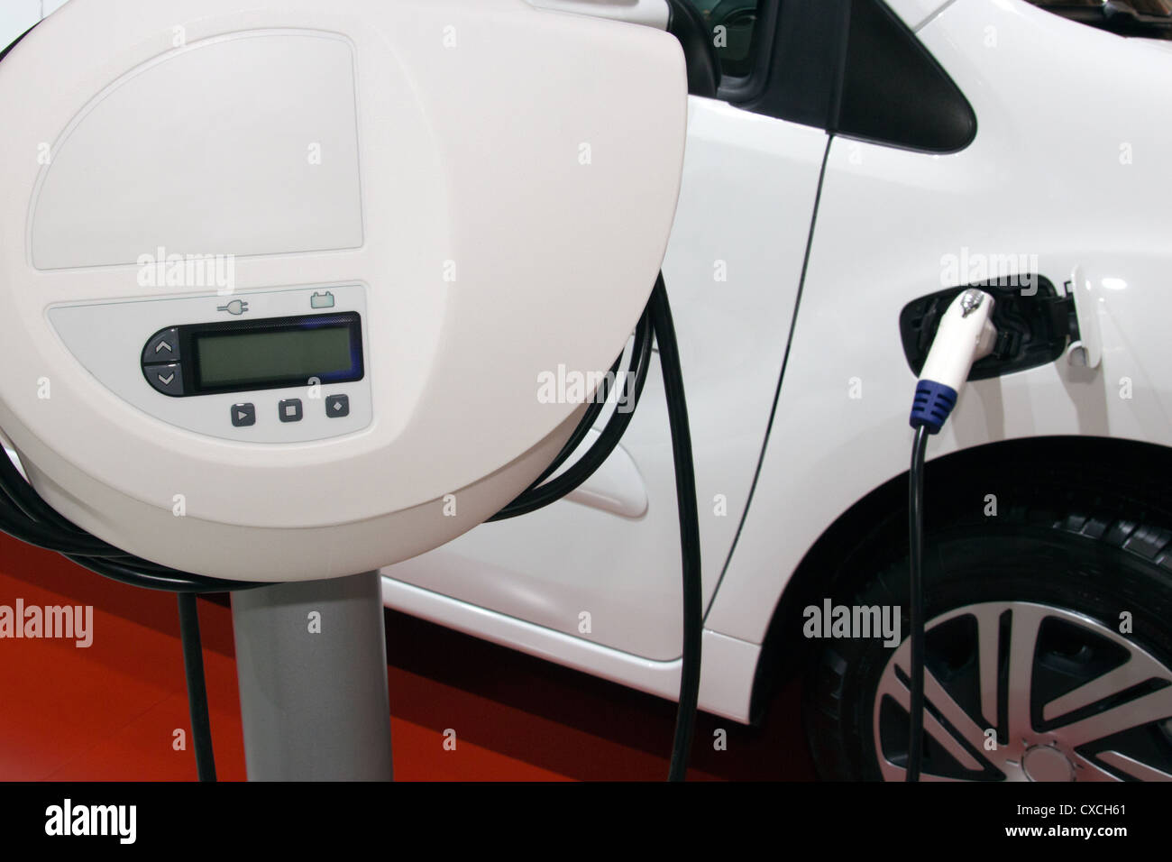 Charge car hi-res stock photography and images - Alamy