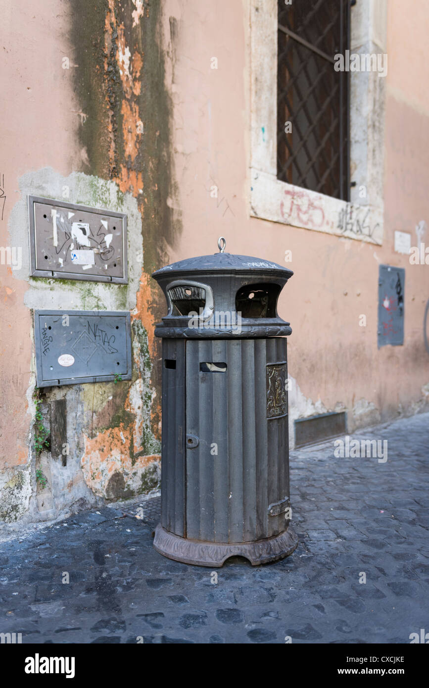 Litter bin on the streets of Rome, Roma, Italy, Italia, Europe Stock ...