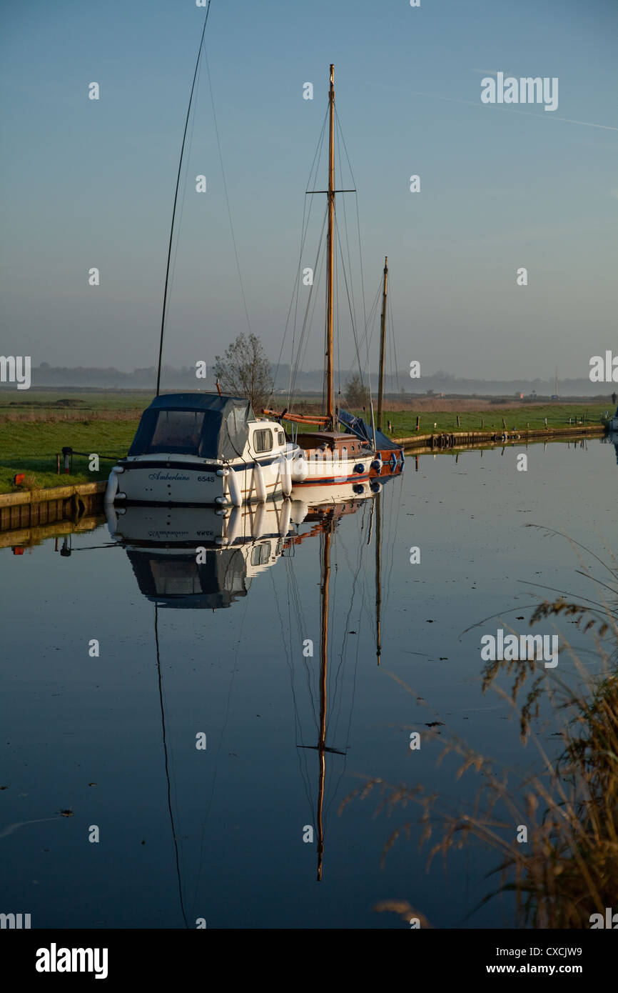 Boats moored at Upton on the Norfolk Broads Stock Photo - Alamy