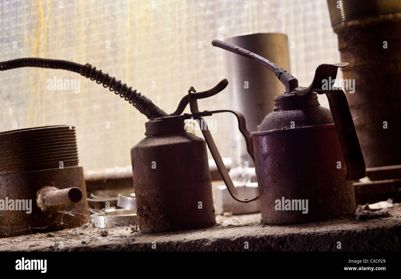 Vintage oil cans hi-res stock photography and images - Alamy