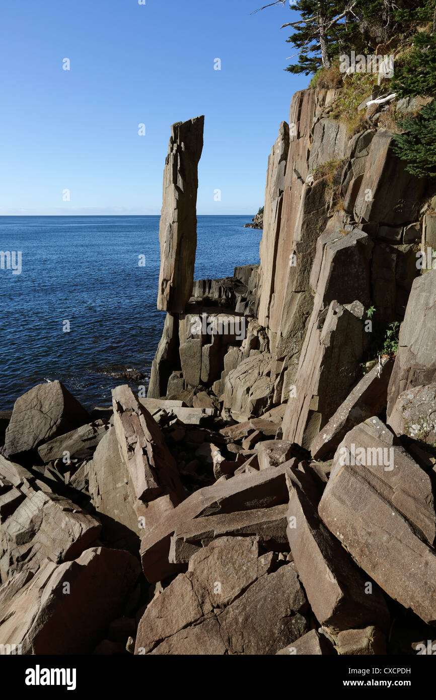 Balancing coastal rock formation hi-res stock photography and images ...