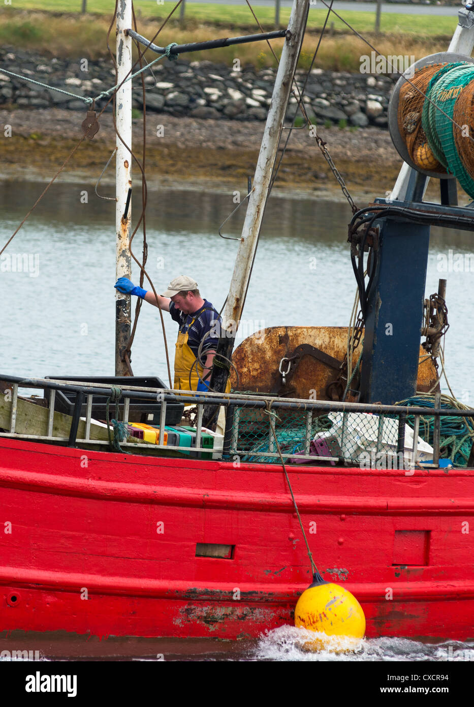 Local fisherman sails into Dingle Town port. Dingle Peninsula, Republic ...