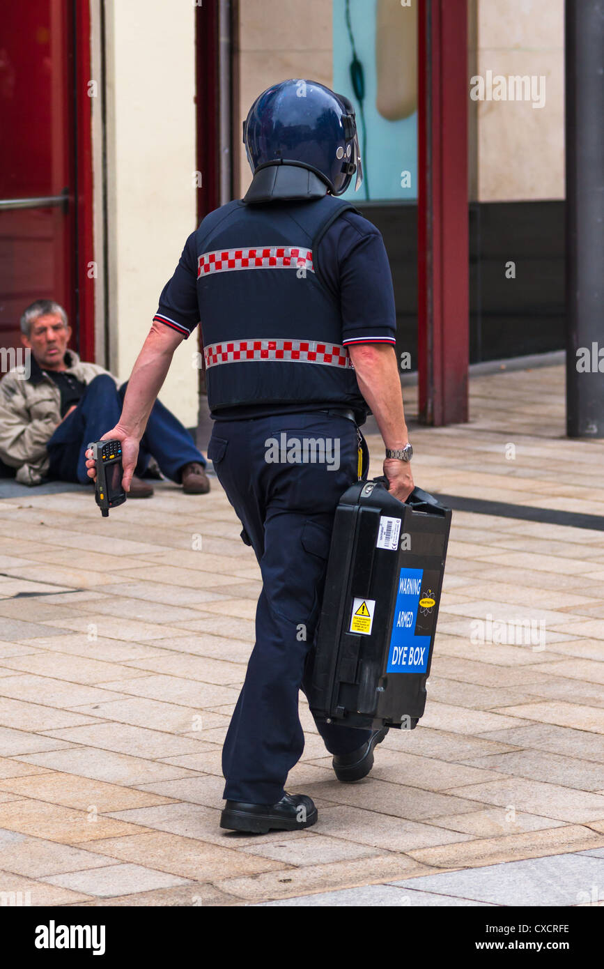 Security Guard Uk Shop Stock Photos & Security Guard Uk Shop Stock ...