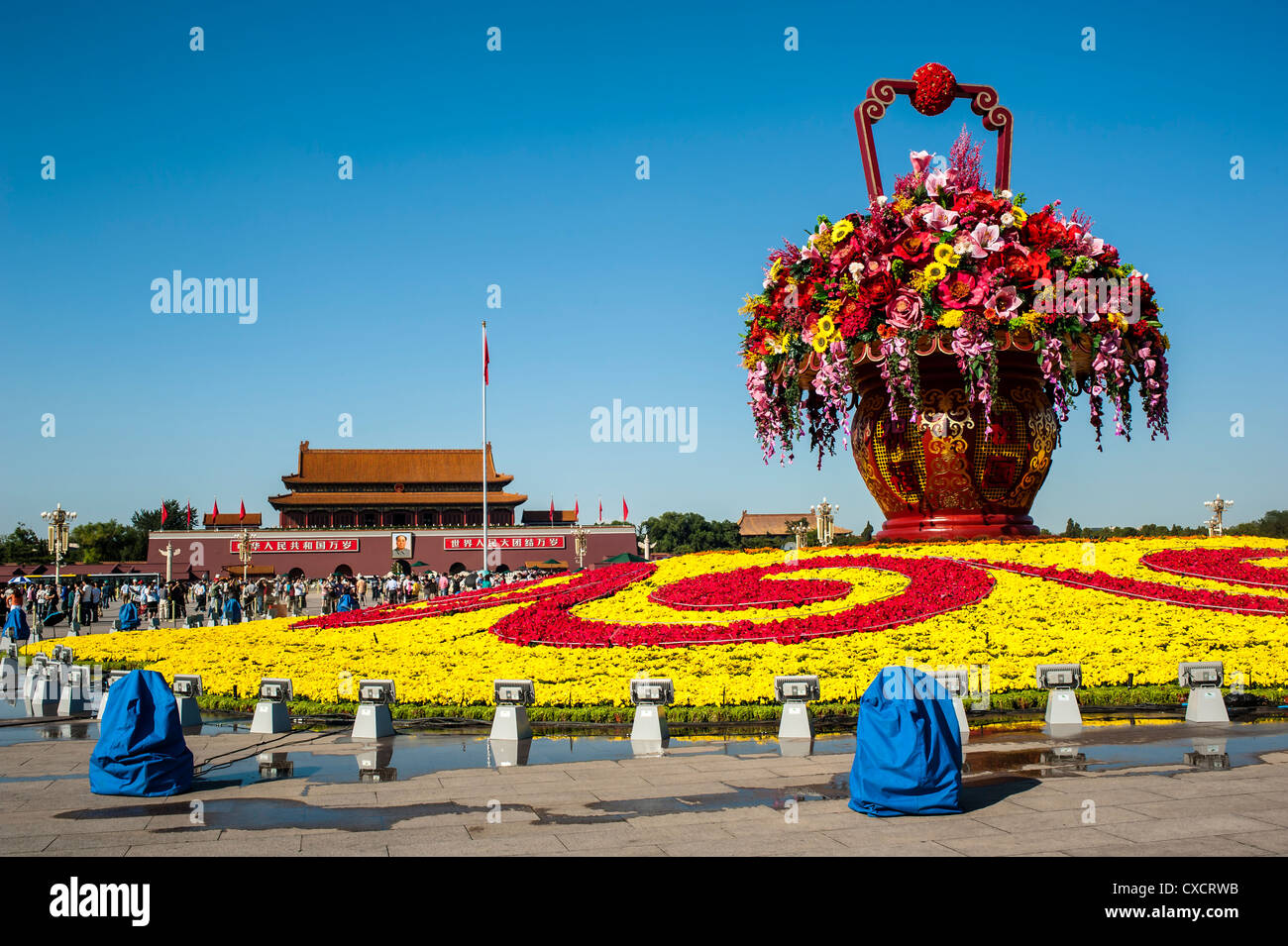 Huge flower basket in Tiananmen square to meet Chinese National Day ...