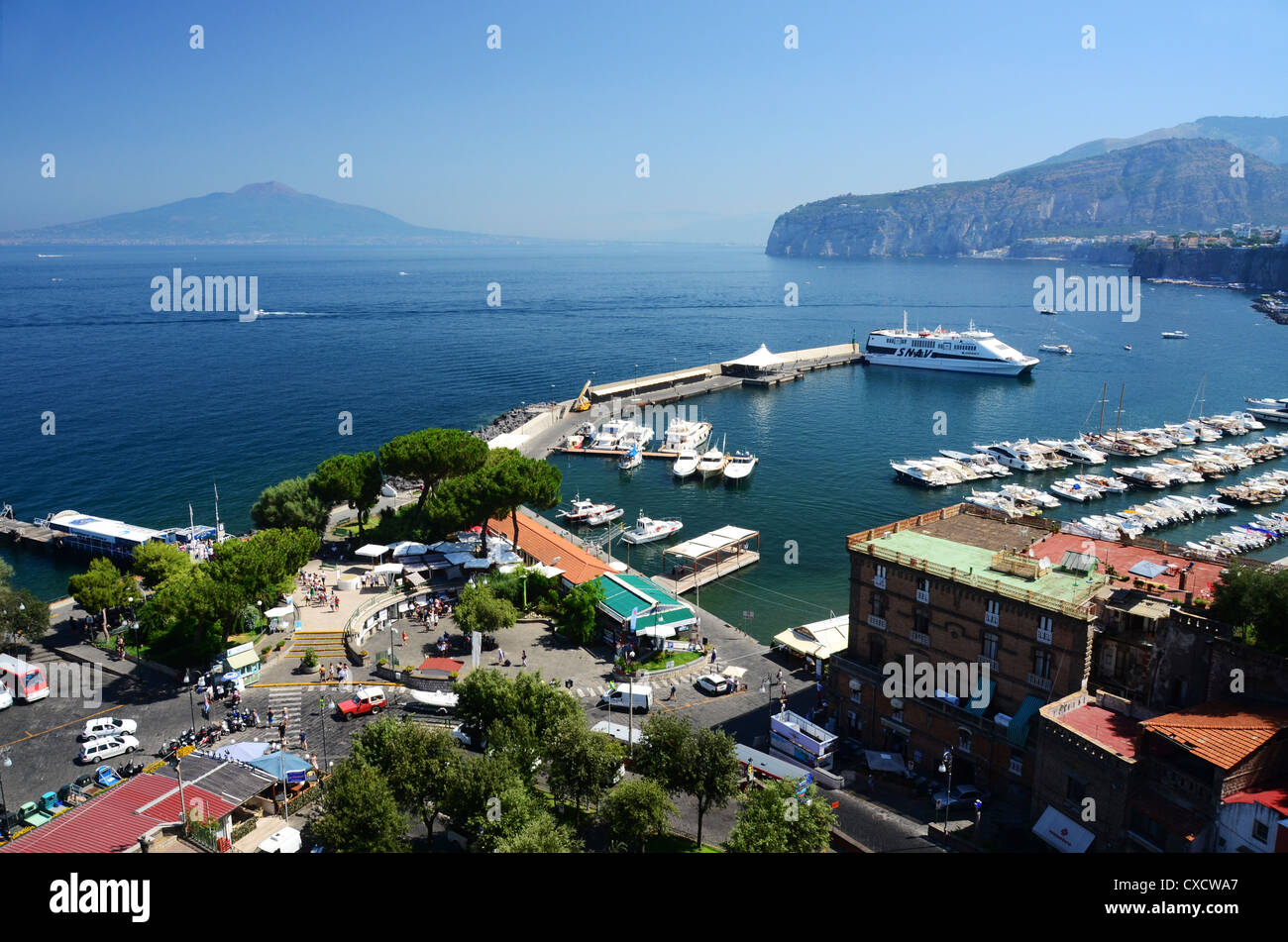 Sorrento italy ferry boats tourist hi-res stock photography and images ...