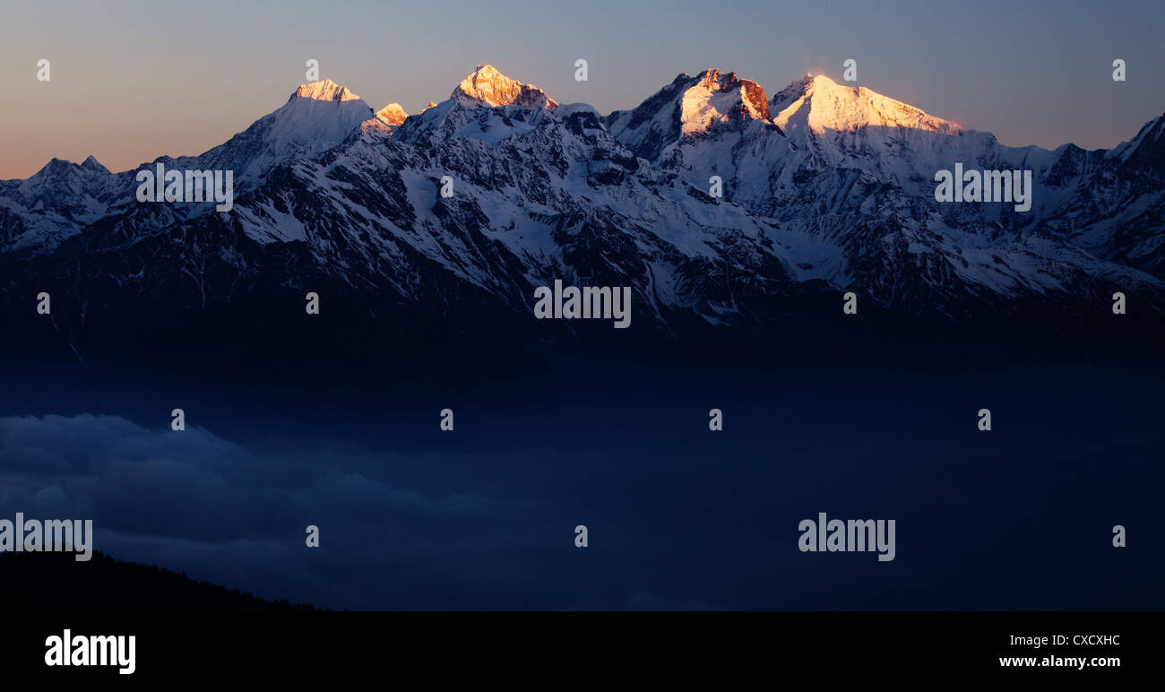 Snow capped mountains himalayas hi-res stock photography and images - Alamy