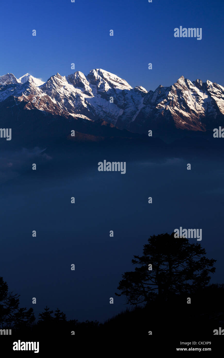 Snow capped mountains himalayas hi-res stock photography and images - Alamy