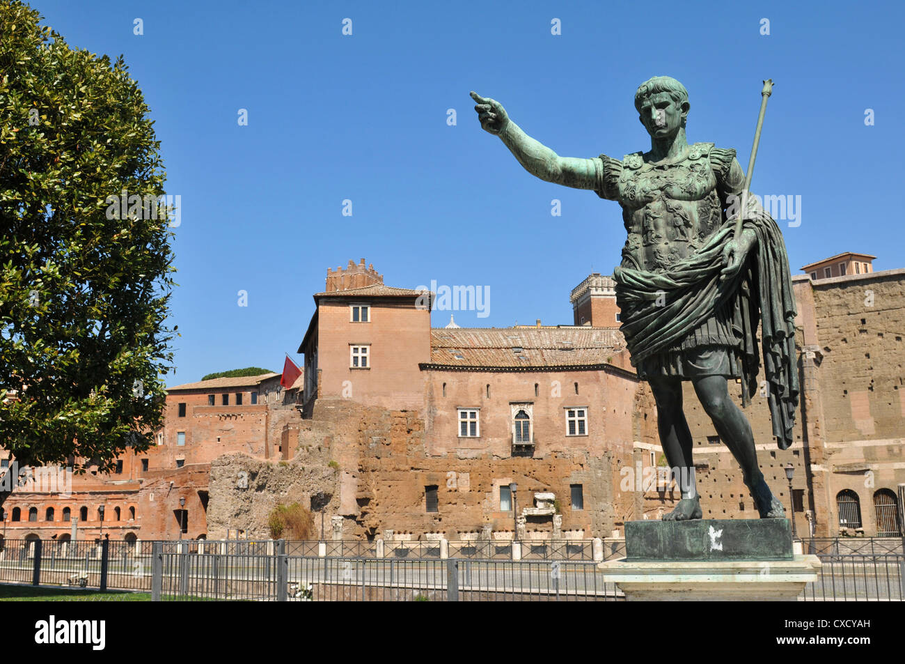 Architectural detail Roman emperor's statue in Rome, Italy Stock Photo ...