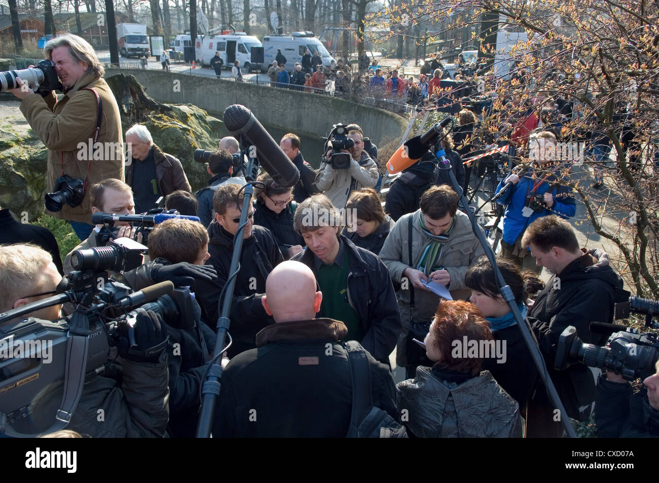Journalist interview zoo hi-res stock photography and images - Alamy