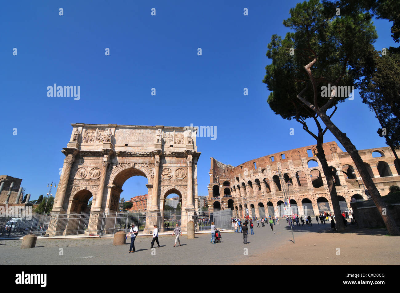 Tourists visiting the famous Arch of Constantine, a triumphal monument ...