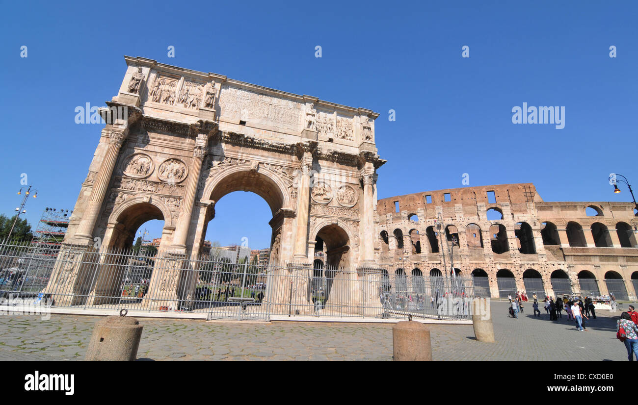 Tourists visiting the famous Arch of Constantine, a triumphal monument ...