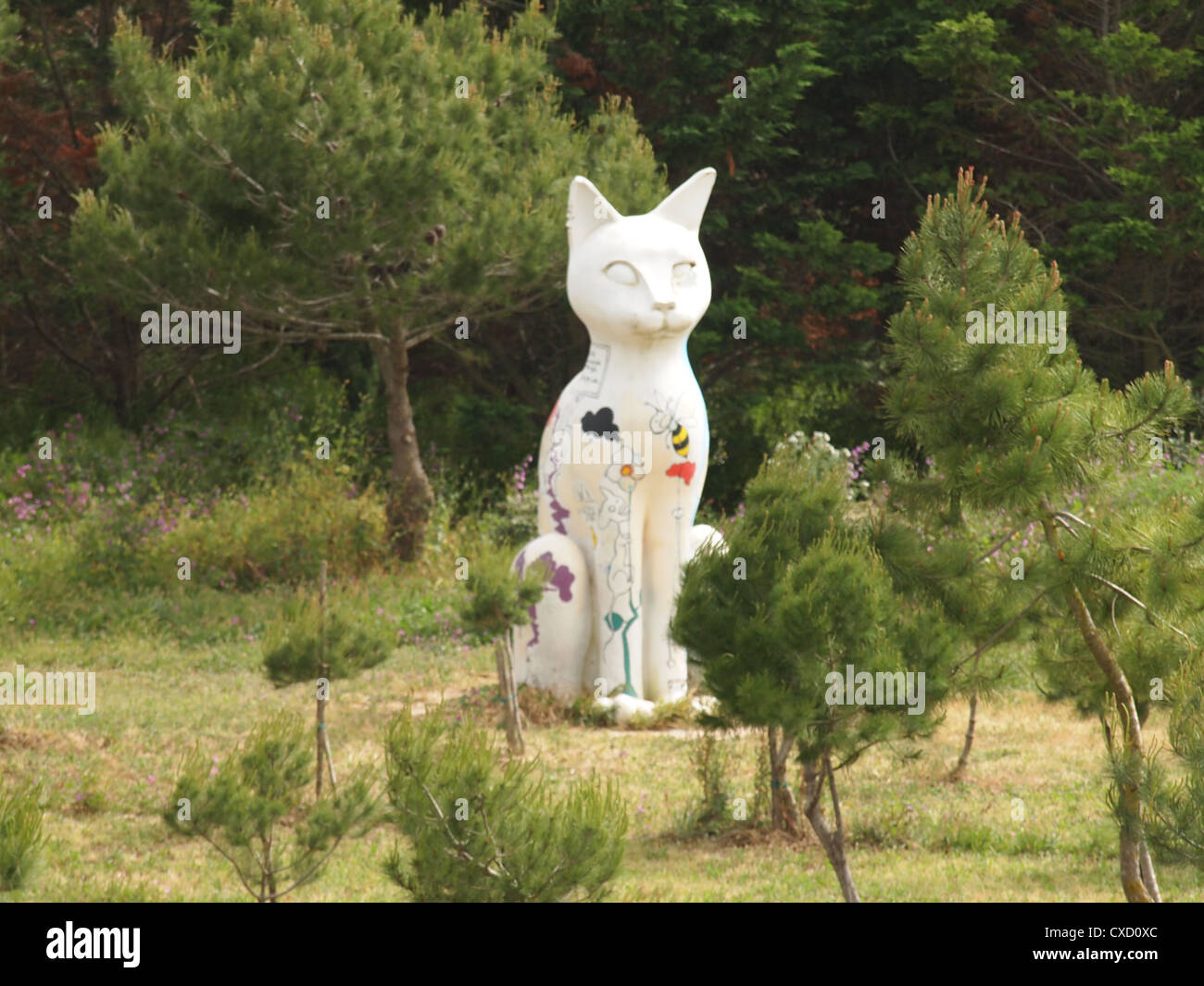 A huge concrete cat in a park Stock Photo - Alamy
