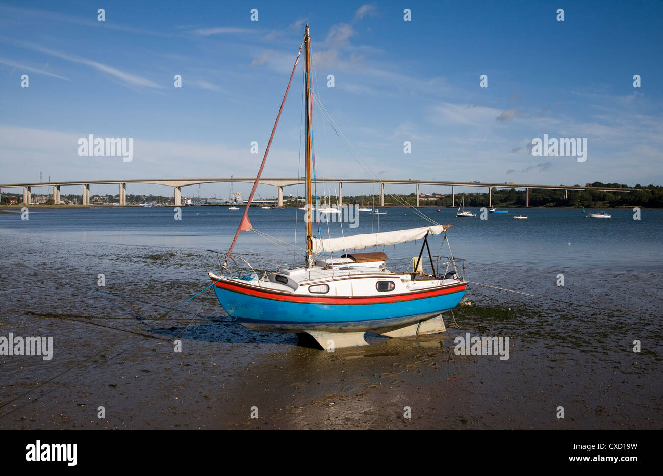 Sailing boat in mud at low tide River Orwell and bridge, Freston ...