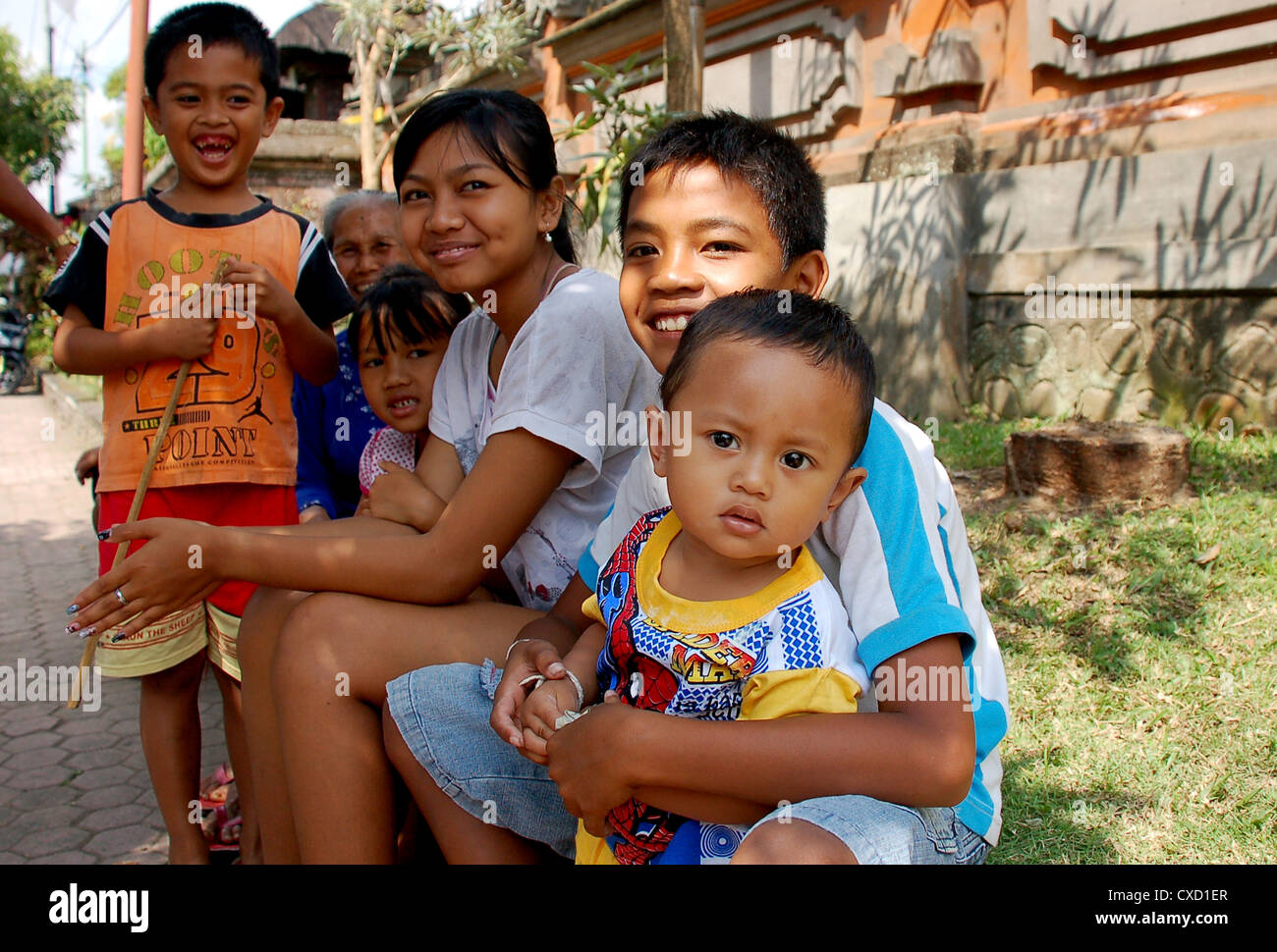 A young group of kids hanging out Stock Photo - Alamy