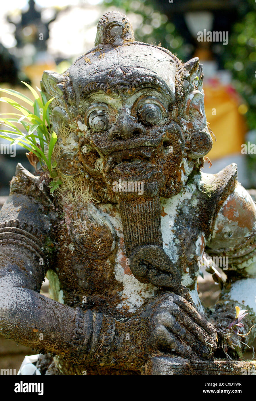 Close up moss covered statue hi-res stock photography and images - Alamy