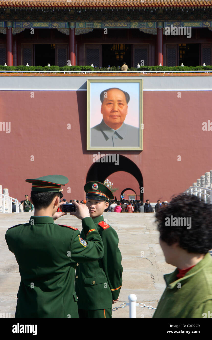 Beijing, soldier photograph him before Mao Portrait Stock Photo - Alamy