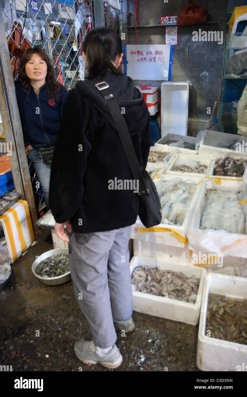 Beijing, trader sells fish and other marine species Stock Photo - Alamy