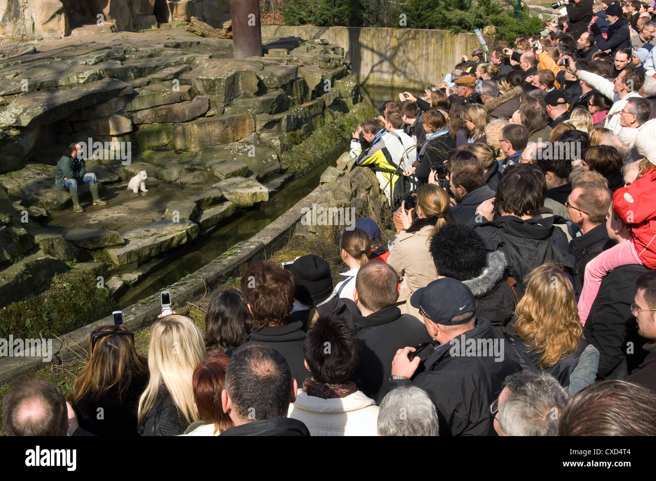 Crowd favorite hi-res stock photography and images - Alamy