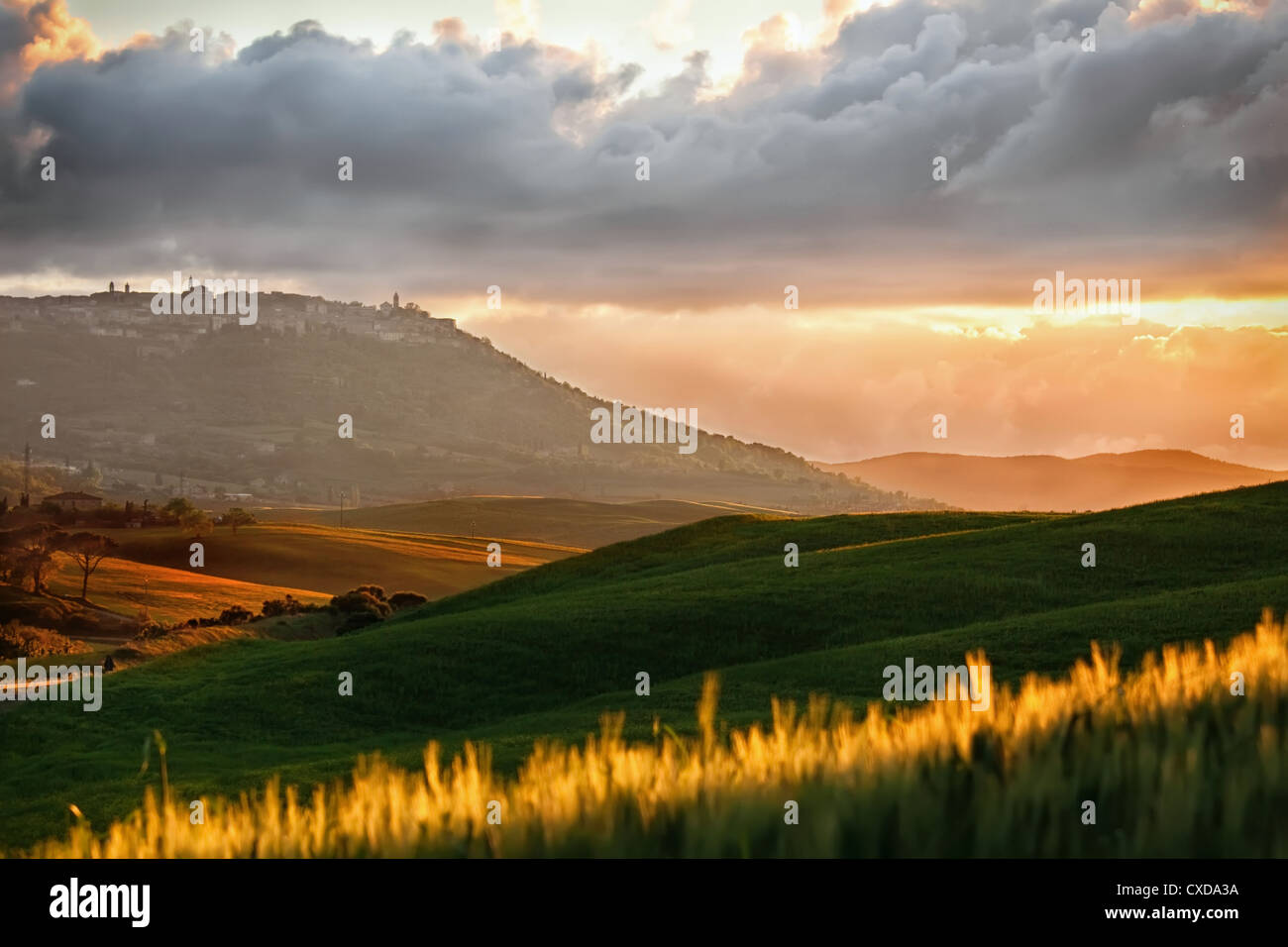 Scenic view of typical Tuscany landscape bei sunset Stock Photo - Alamy