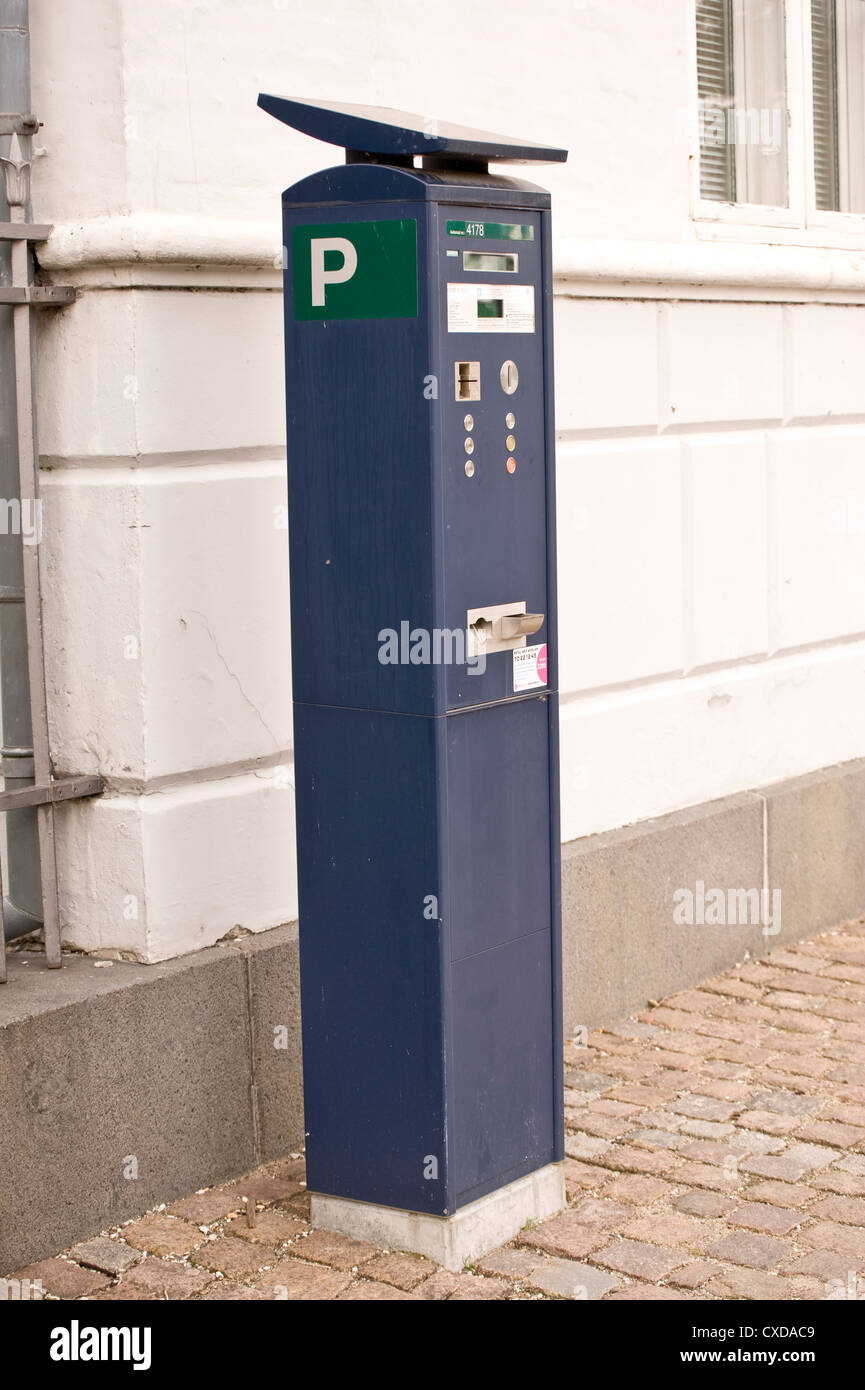Coin slot parking ticket machine hi-res stock photography and images ...