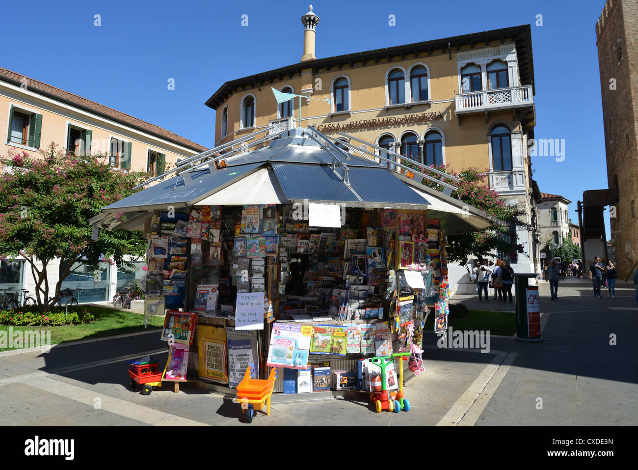 Newspaper kiosk in Piazza Edmondo Matter, Mestre, Venice, Venice ...
