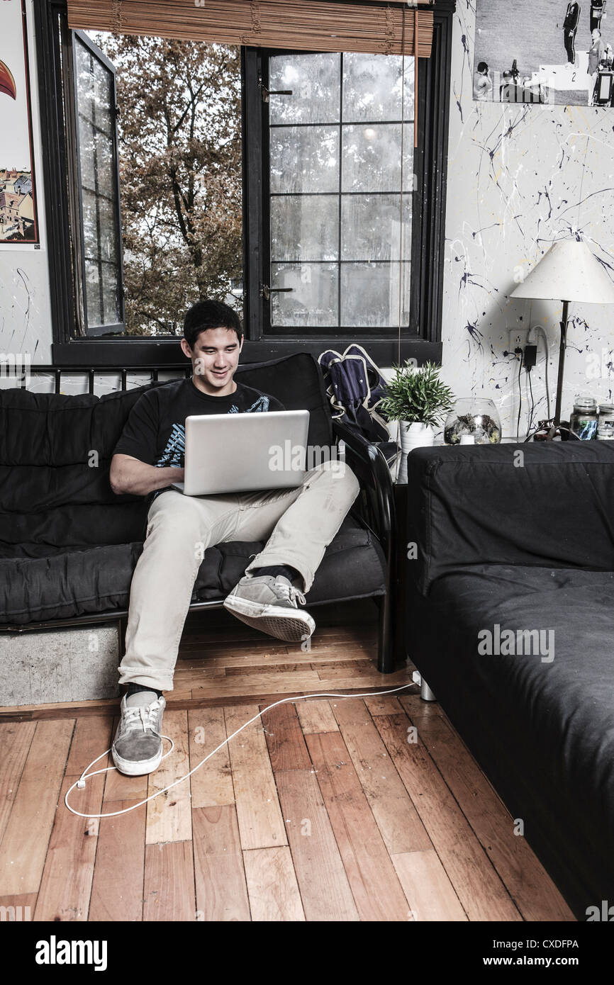 Viewing house on laptop hi-res stock photography and images - Alamy