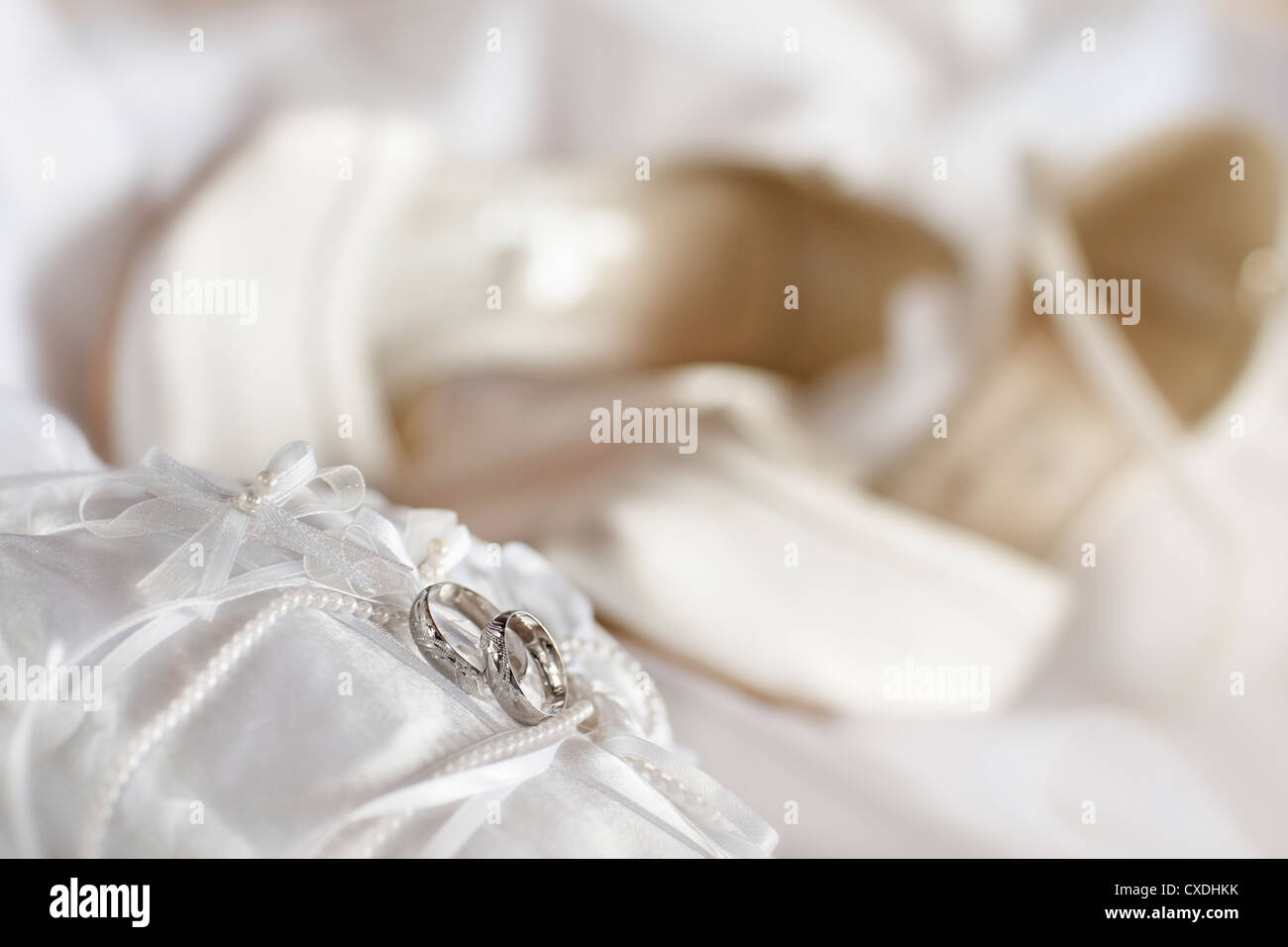 Luxury gold rings hi-res stock photography and images - Alamy