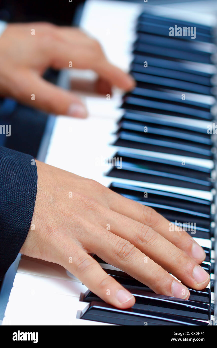 Piano player hi-res stock photography and images - Alamy