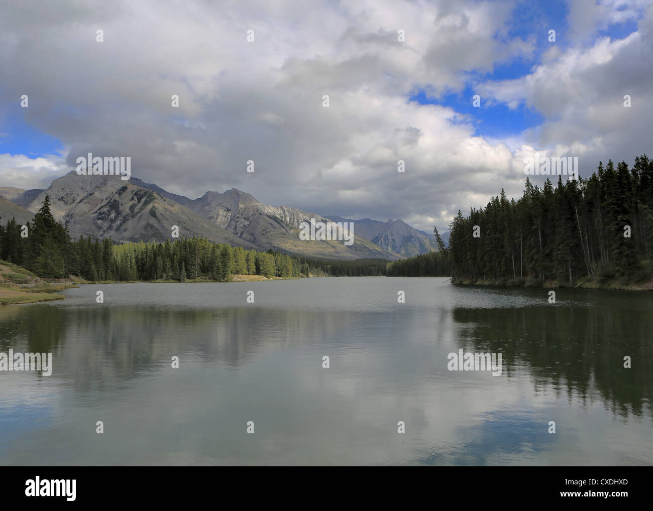 Johnson Lake, Banff Alberta Canada Stock Photo - Alamy