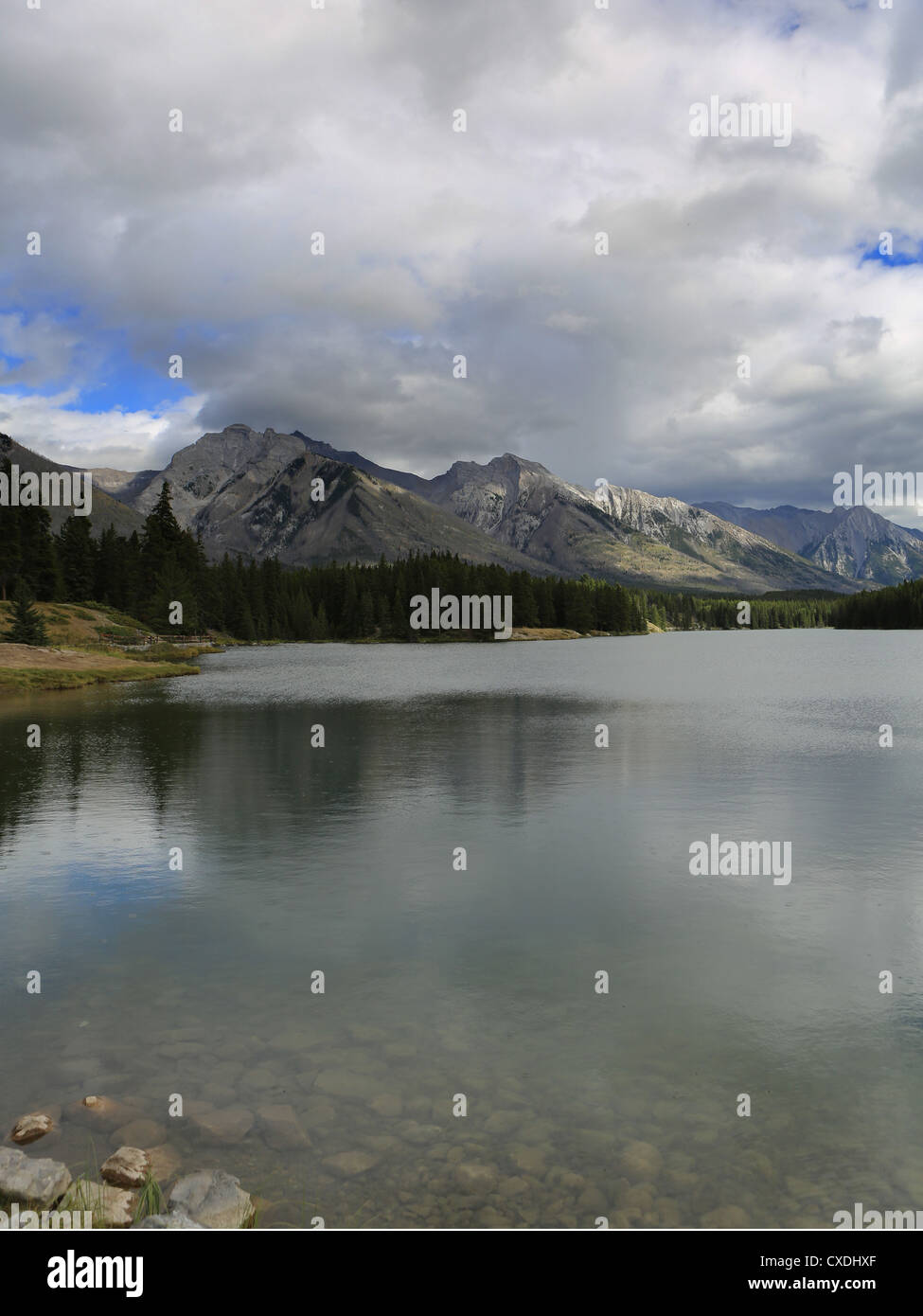 Johnson Lake, Banff Alberta Canada Stock Photo - Alamy