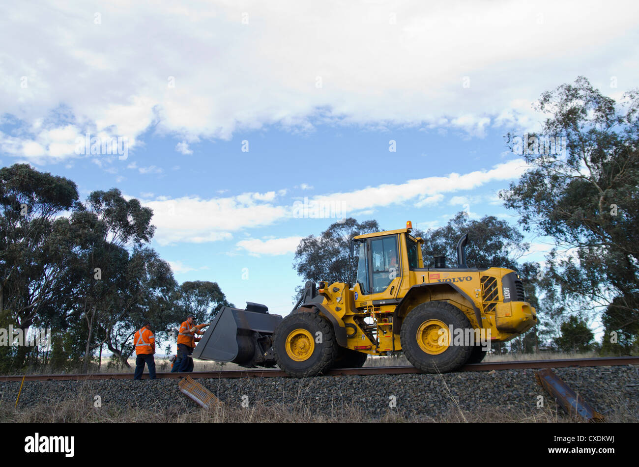 Workers removing old sleeper fasteners Stock Photo - Alamy