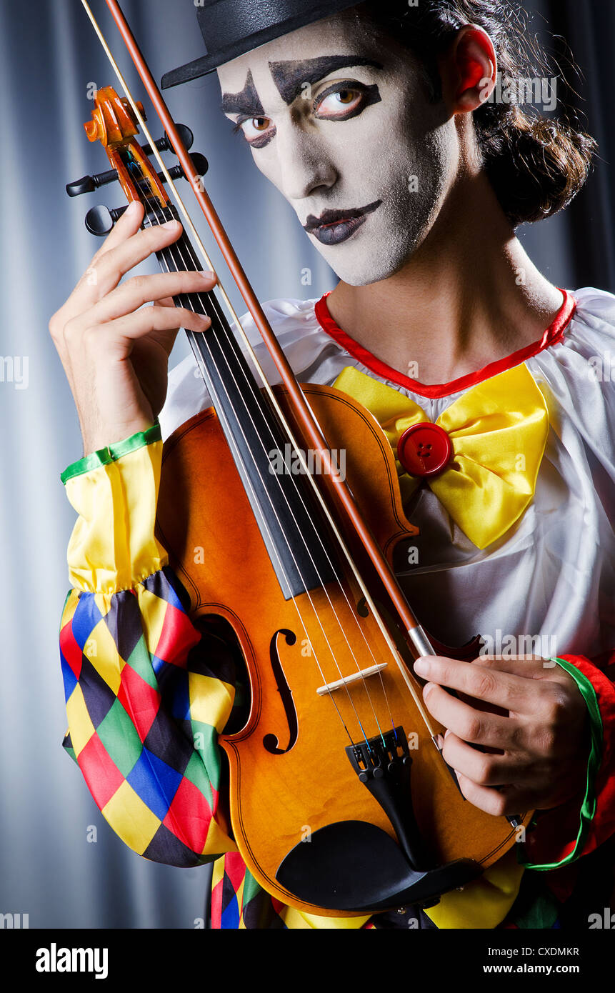 Clown playing on the violin Stock Photo - Alamy