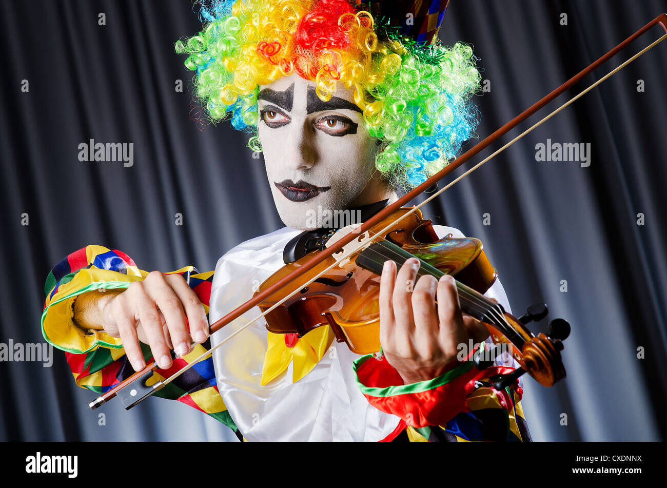 Clown playing on the violin Stock Photo - Alamy