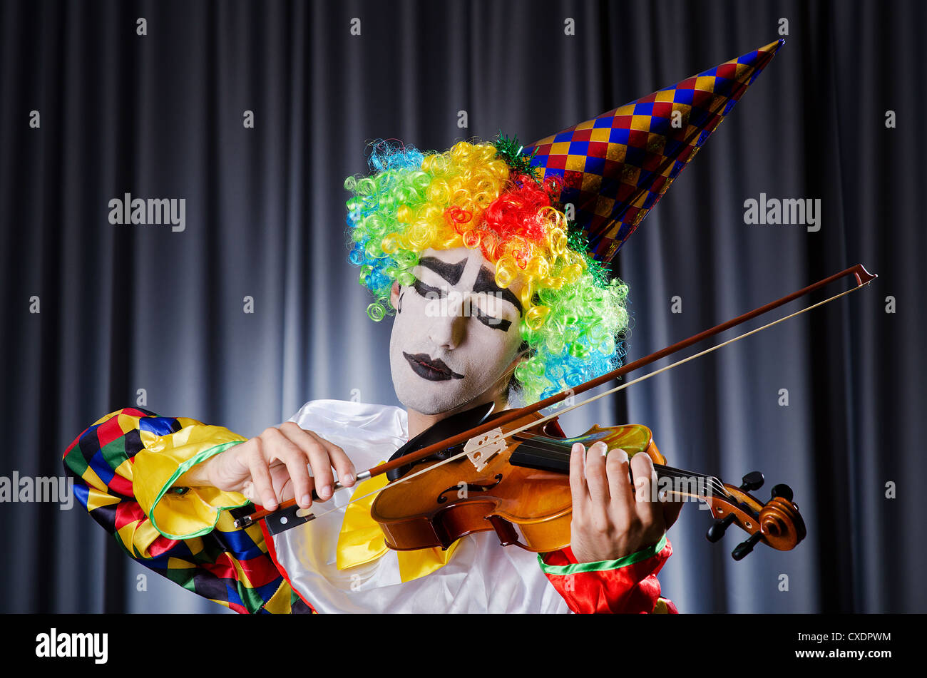 Clown playing on the violin Stock Photo - Alamy