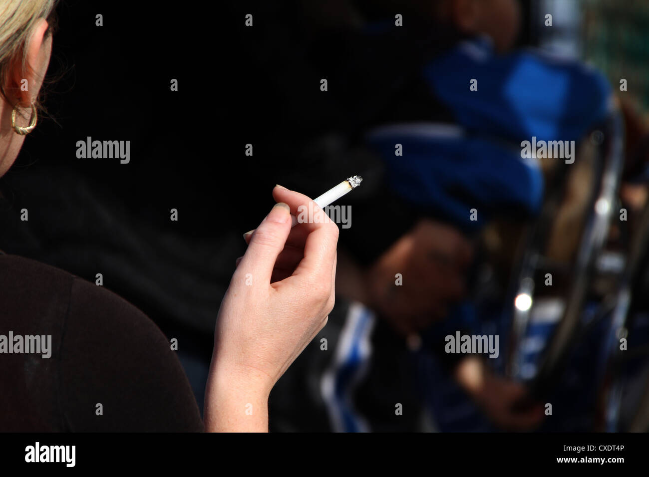 Female hand holding lighted cigarette Stock Photo - Alamy