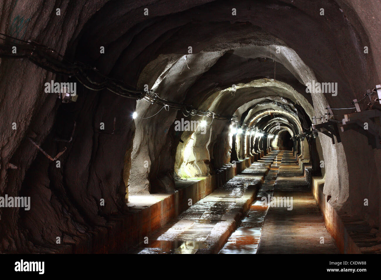 Underground cave walkway hi-res stock photography and images - Alamy