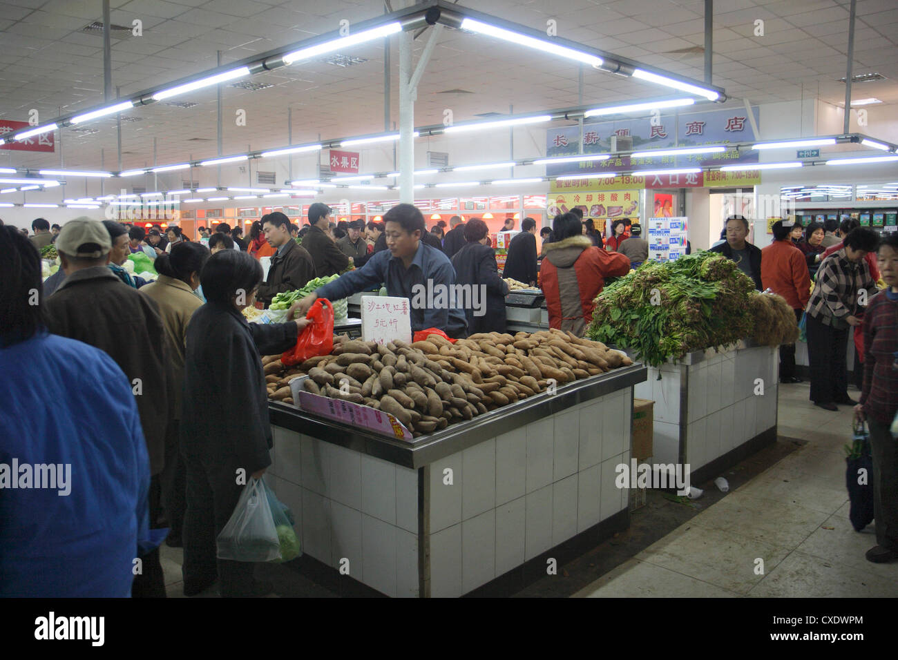 Beijing market with stalls for food Stock Photo - Alamy