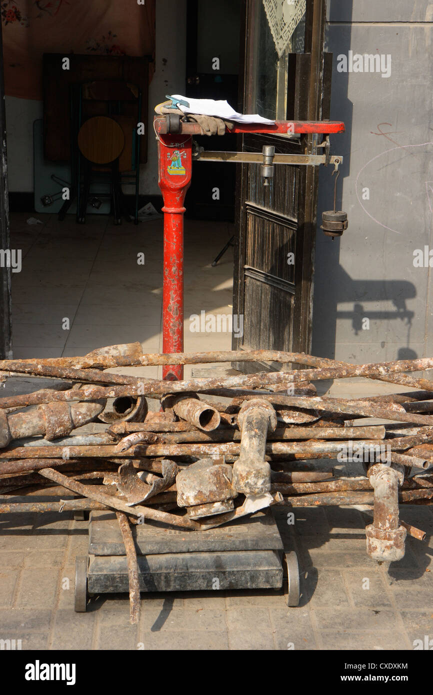 Beijing, scrap metal on the scale of a Altmetallhaendlers Stock Photo ...