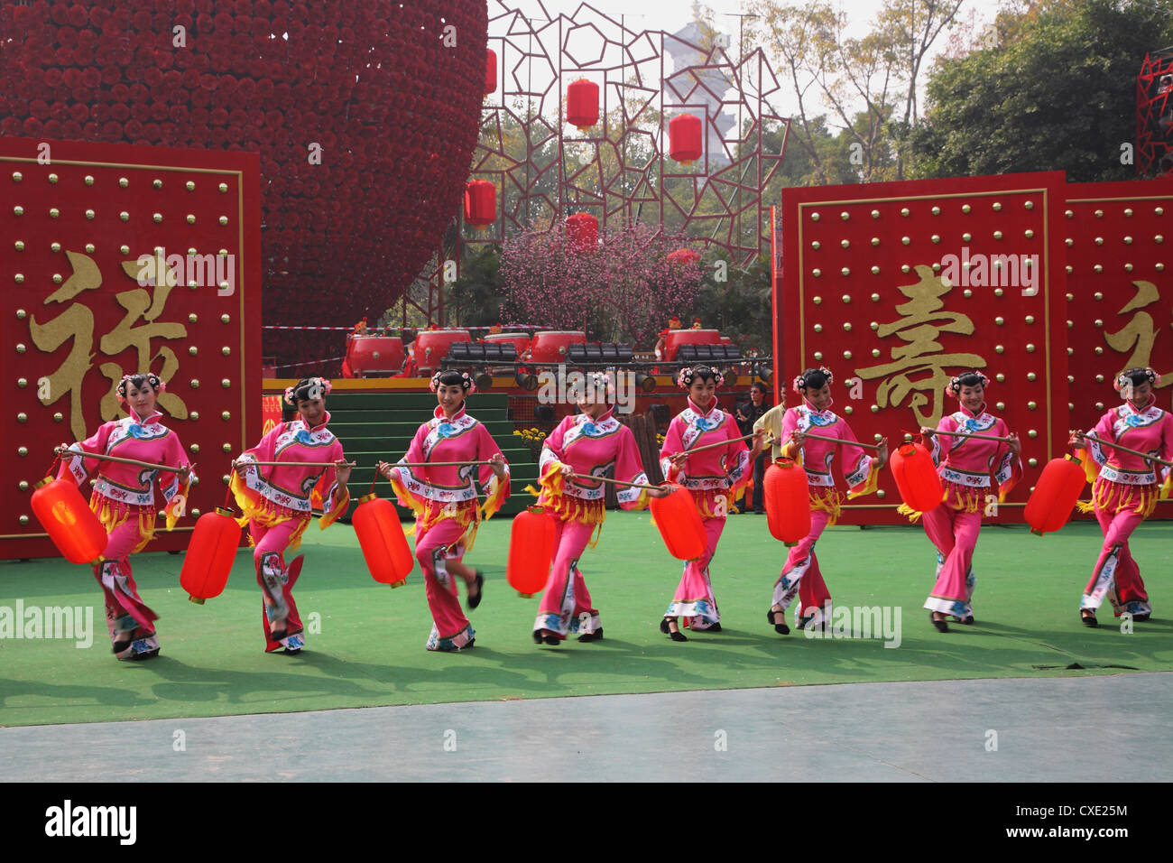 Dancing in traditional costumes hi-res stock photography and images - Alamy