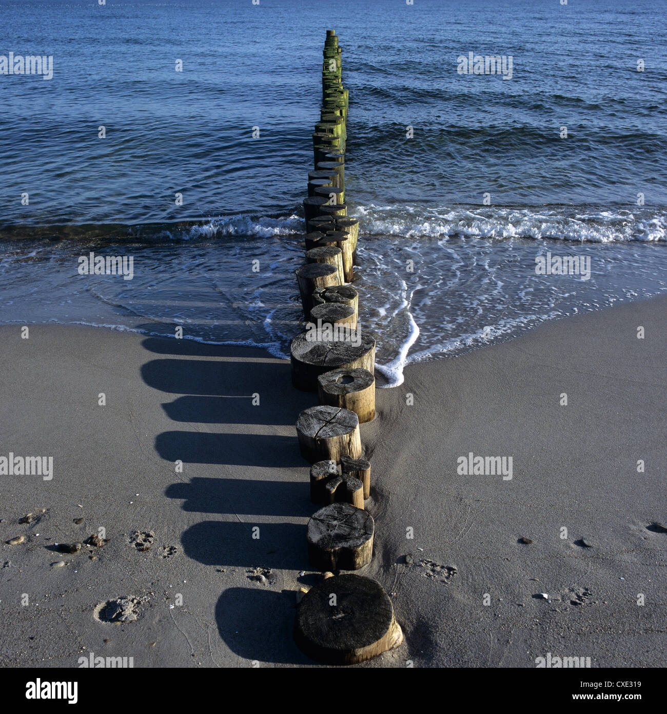 Groin water waves beach poles hi-res stock photography and images - Alamy